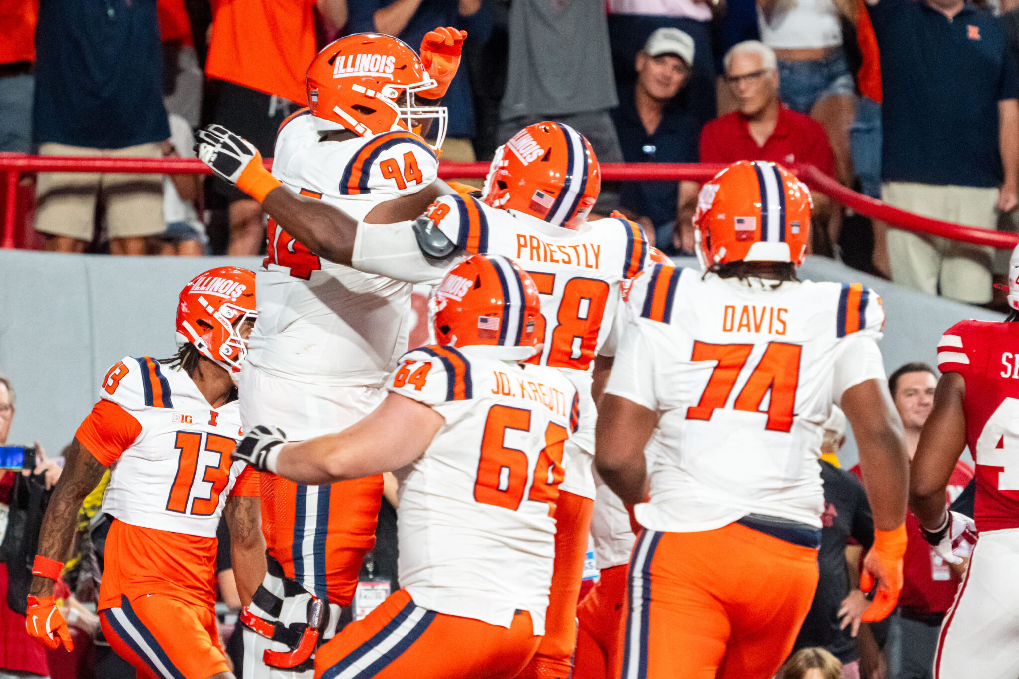 How Illinois Football Delivers ‘First-Class’ Treatment to it's Linemen ...